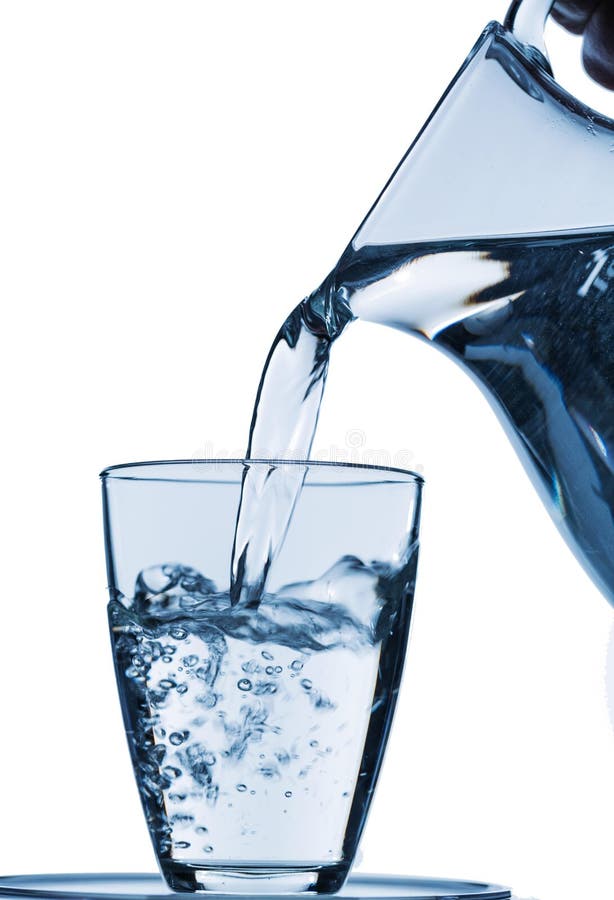 Glas mit Wasser und Krug stockbild. Bild von reichlich - 30414225