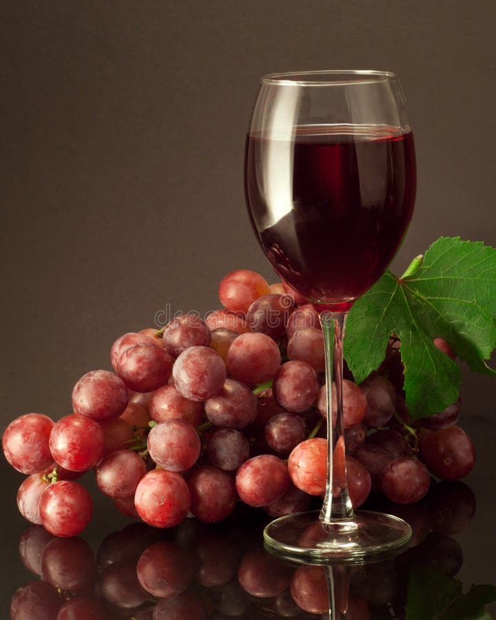 Glas Rotwein Und Trauben in Einem Korb Stockfoto - Bild von frech ...