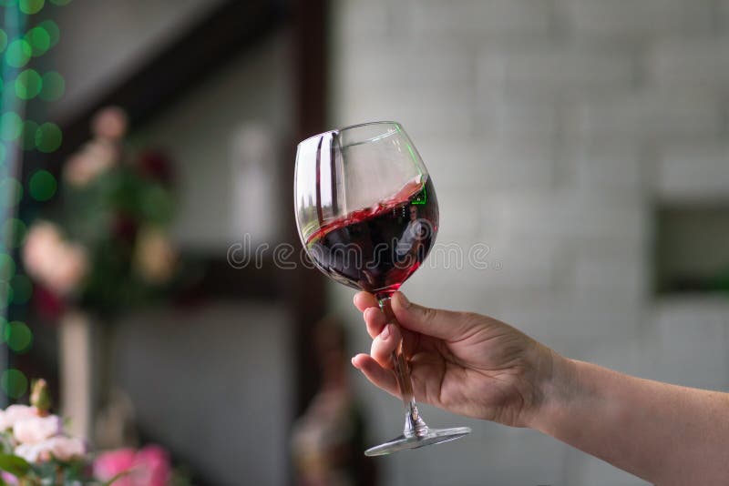 Glas Rotwein stockbild. Bild von fotographie, glas, zugänglich - 156107041