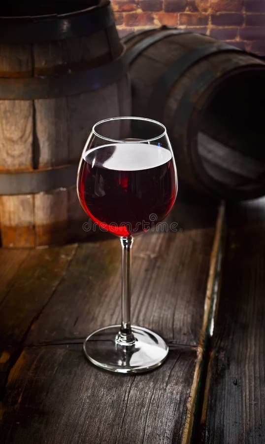 Glas Rotwein stockbild. Bild von getränk, fall, herbst - 80304387