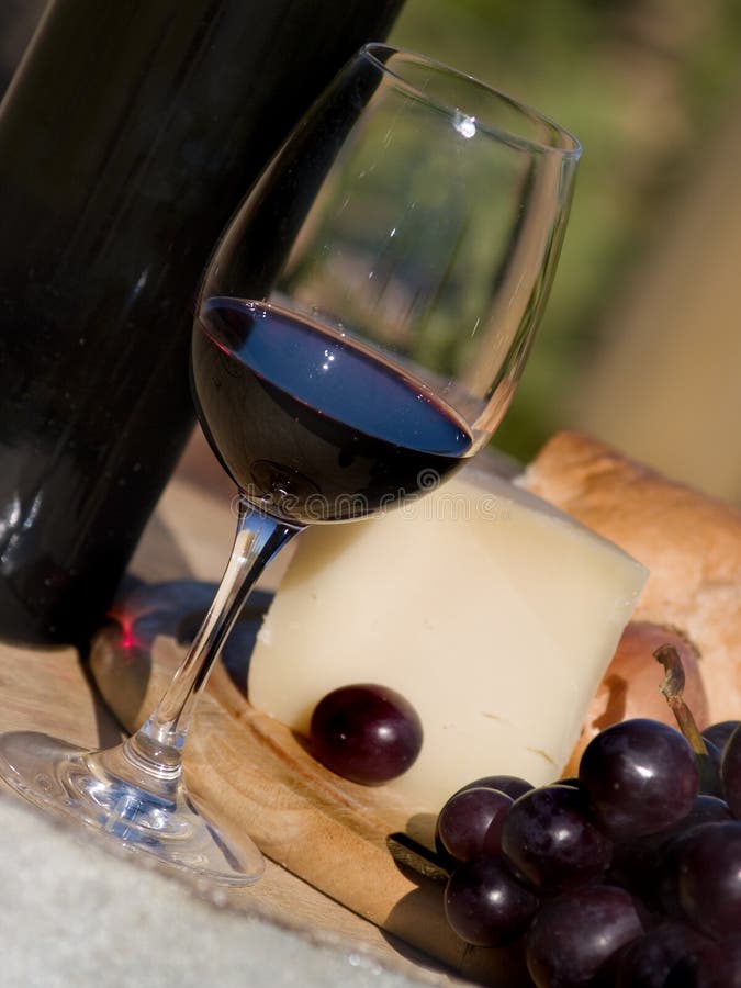 Glas Rotwein im Weinberg stockfoto. Bild von nahrung - 15303974