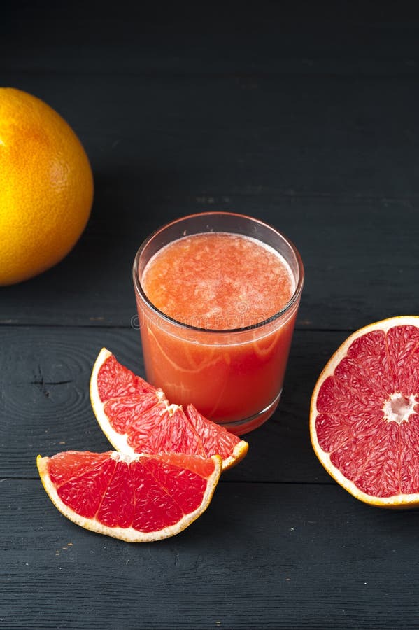 Glas Sap En Grapefruitplakken Op Lijst Stock Afbeelding - Image of ...