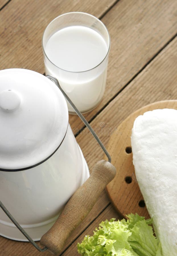Glas Verse Melk En Oude Karnmolen Stock Afbeelding - Image of versheid ...