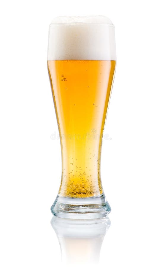 Mok Vers Bier Met GLB Van Schuim Over Gele Achtergrond Stock Afbeelding ...
