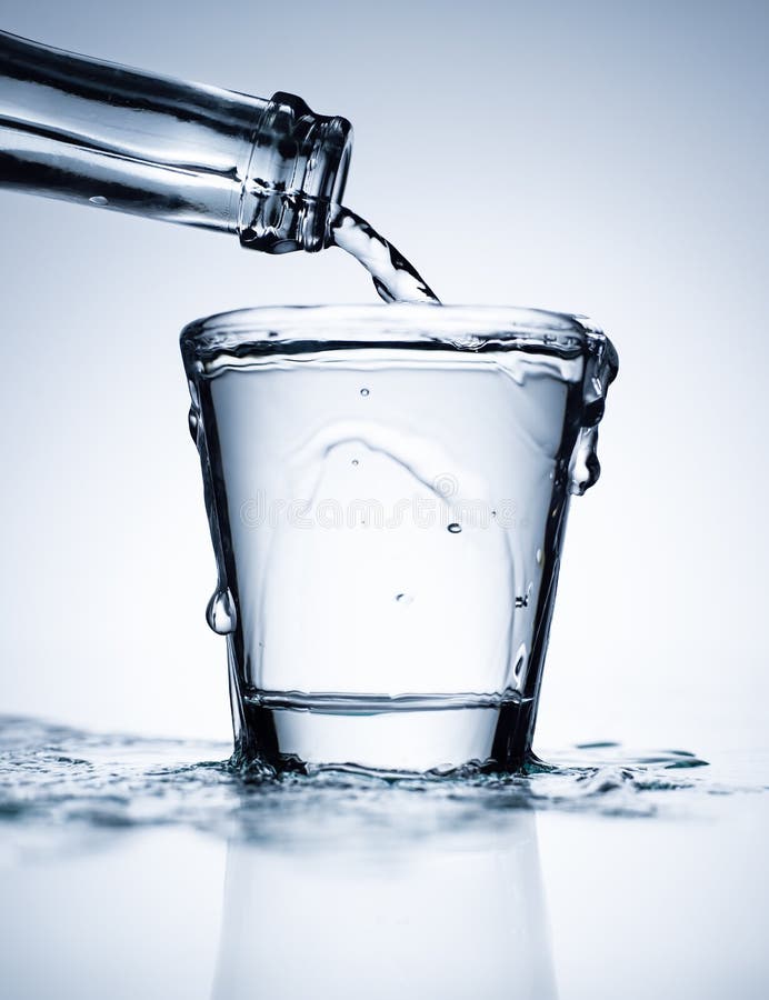 Ein volles Wasserglas stockfoto. Bild von getränk, gesund - 5979704