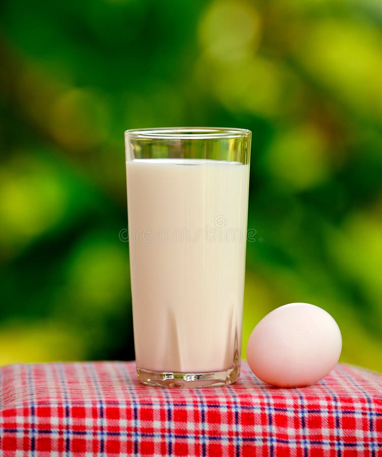 Glas Milch Mit Zucker Auf Weißem Hintergrund Stockbild - Bild von ...