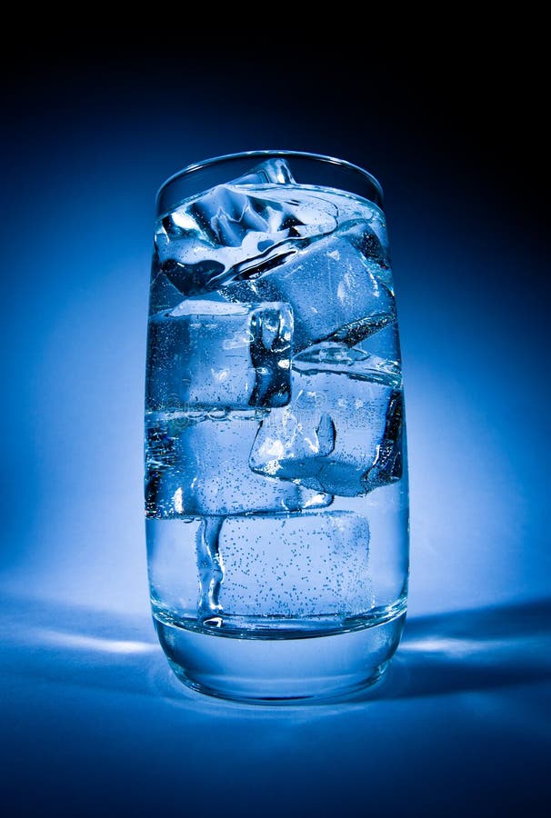 Glas Wasser mit Eis stockbild. Bild von flüssigkeit, getränk - 18313477