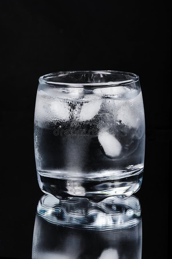 Glas mit Wasser und Eis stockbild. Bild von platz, bewegung - 78338099