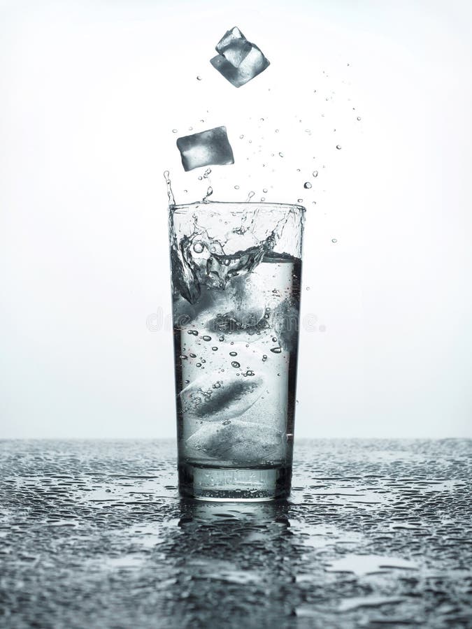 Glas Wasser mit Eis stockbild. Bild von kristall, frisch - 68874199