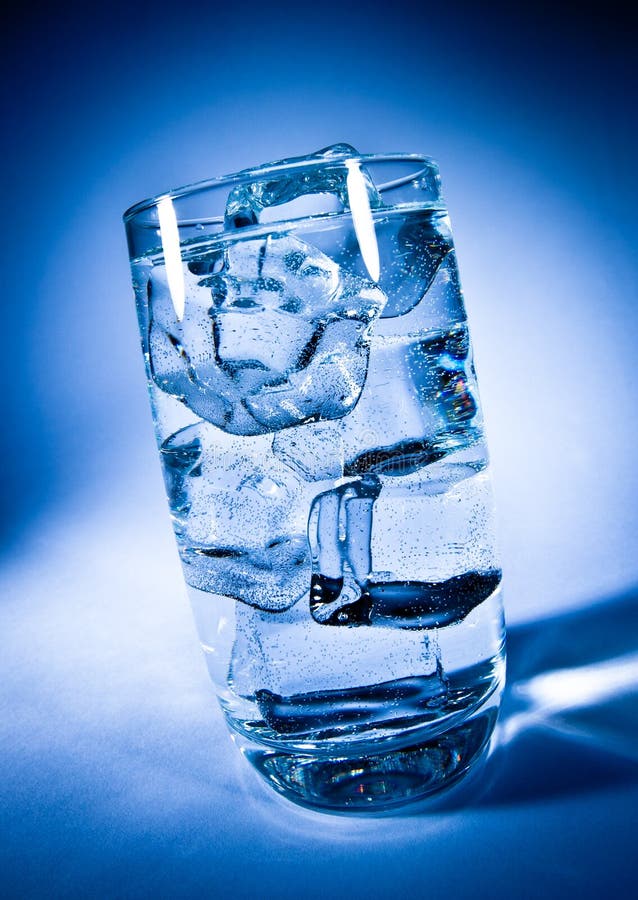 Glas water met ijs stock foto. Afbeelding bestaande uit kubussen - 16218672
