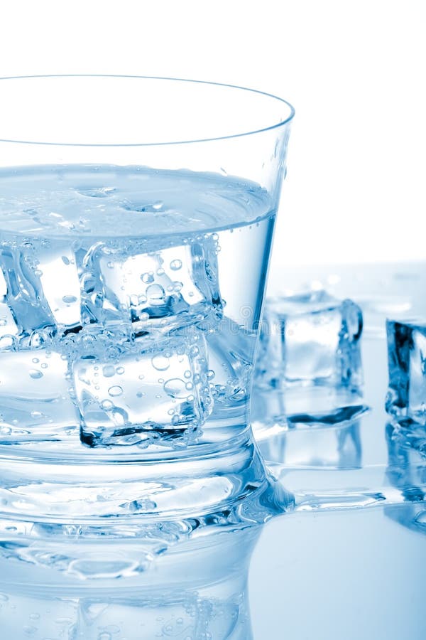 Glas water met ijs stock afbeelding. Afbeelding bestaande uit splashing ...