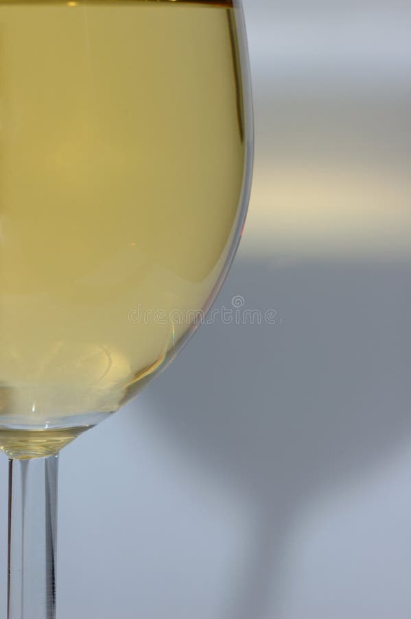 Ein Glas voll vom Wein stockfoto. Bild von nave, romantisch - 22680928