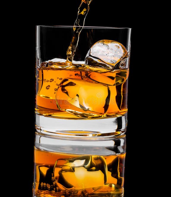 Glas Whisky stockbild. Bild von einzeln, braun, würfel - 39069809