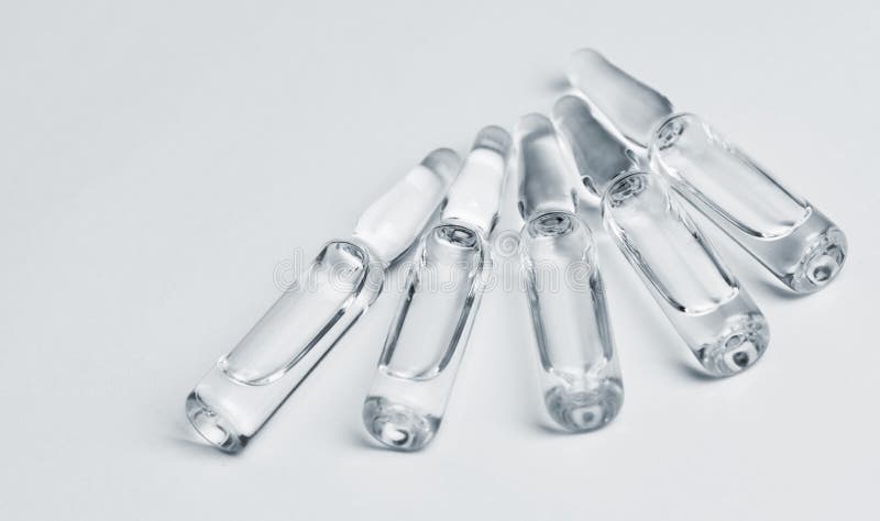 Glasampullen Mit Flüssiger Medizin Stockbild - Bild von dosis ...