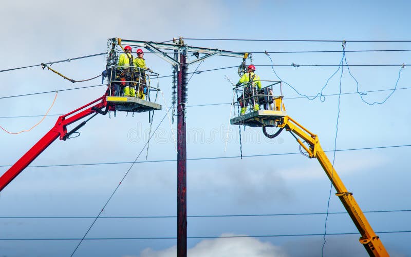Glasgow, UK, August 14th 2024, Men Working on Overhead Electrical Pylon ...
