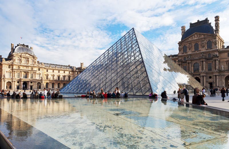 Glaspyramide Des Louvre, Paris Redaktionelles Stockfoto - Bild von ...