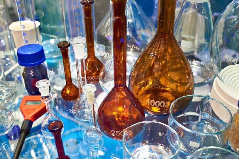 Glass Flaskor I Kemiskt Laboratorium Fotografering för Bildbyråer ...