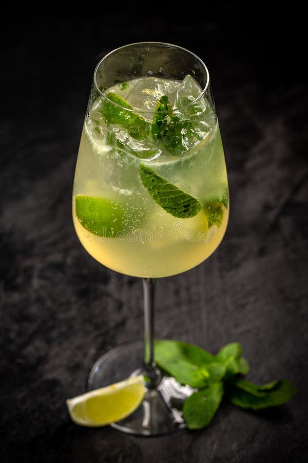 Hugo Cocktail stock image. Image of lime, glass, cold - 32948349
