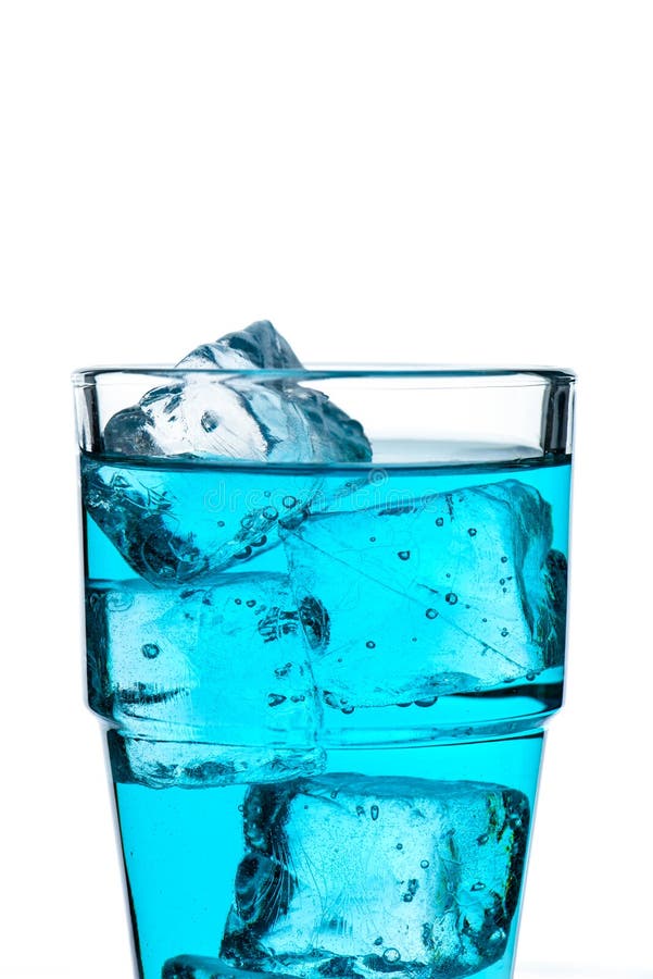 Bebida Azul Con Los Cubos De Hielo Imagen de archivo - Imagen de ...