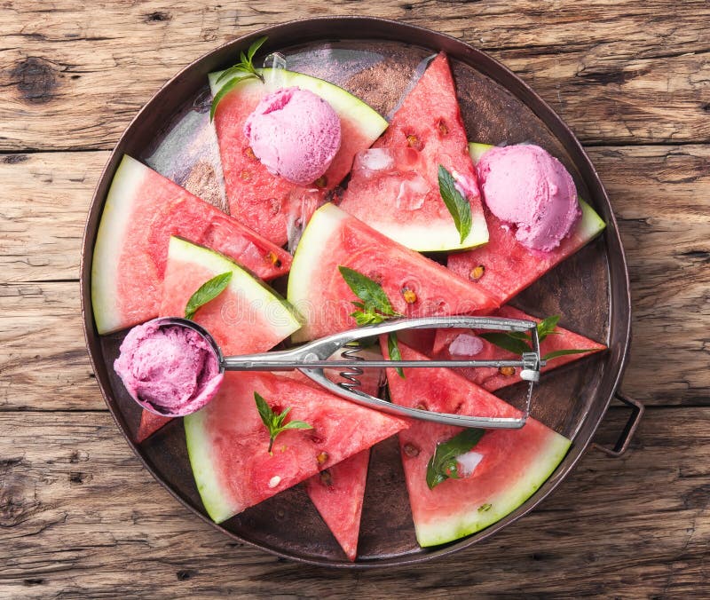 Glass med vattenmelon arkivfoto. Bild av delningar, saftigt - 97043224