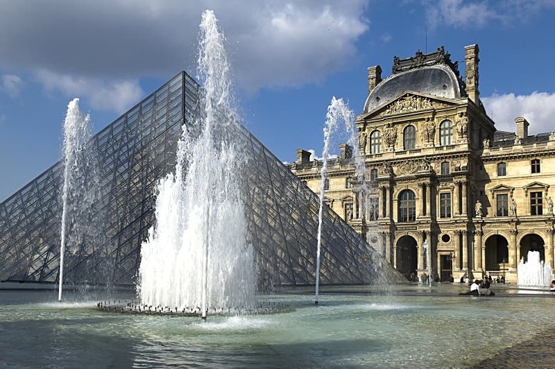Glass Pyramid and the Fountain at the Louvre Museu Editorial ...