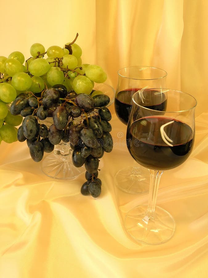 Glass of wine and grape stock image. Image of full, clean - 15670243