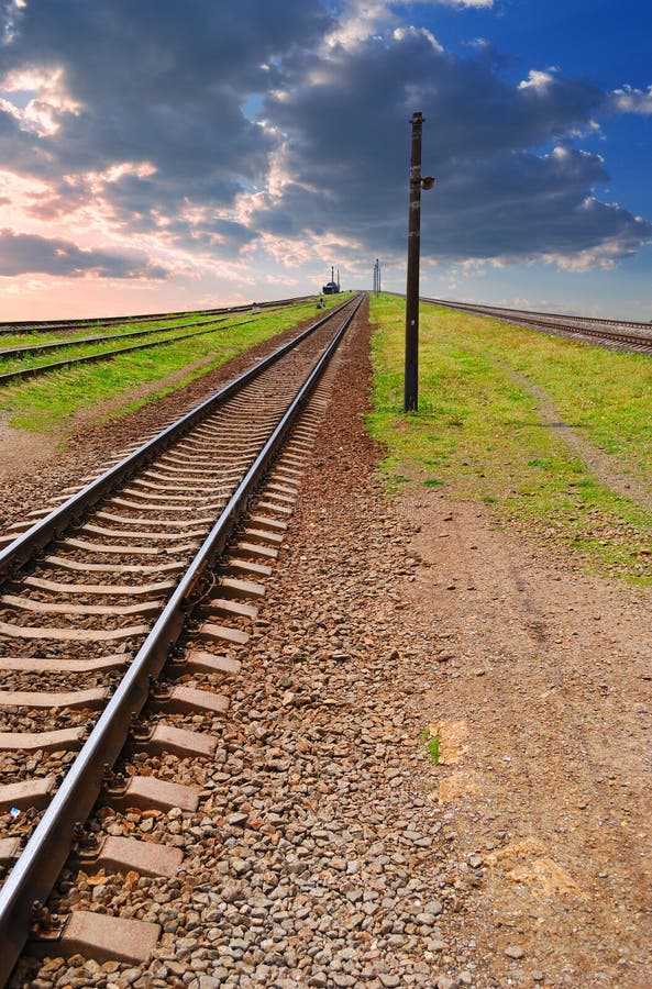 Gleis zum Sonnenuntergang stockfoto. Bild von einzeln - 11200354