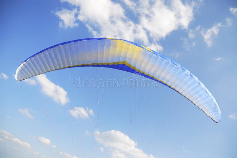 Gleitschirm stockfoto. Bild von himmel, wolken, segelflugzeug - 15945756