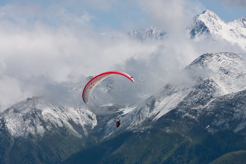 Gleitschirm Mit Fallschirm in Den Bergen Stockbild - Bild von kontrast ...