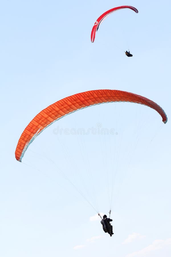 Gleitschirm stockbild. Bild von fliege, blau, frei, wald - 58074885