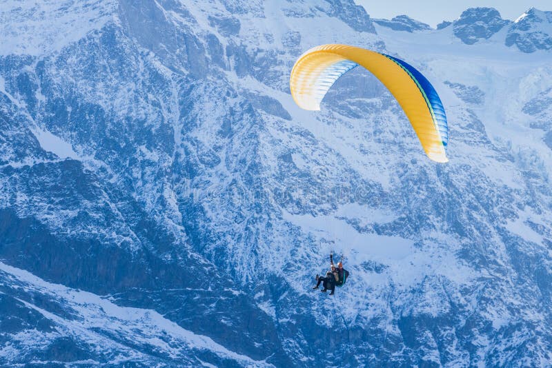 Gleitschirmfliegen in Den Schweizer Alpen Stockfoto - Bild von spitze ...