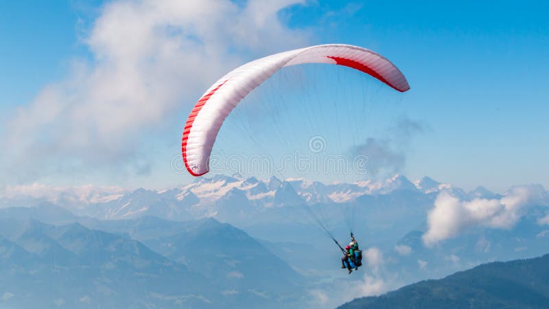 Gleitschirmfliegen am Pilatus Berg, Die Schweiz Stockbild - Bild von ...
