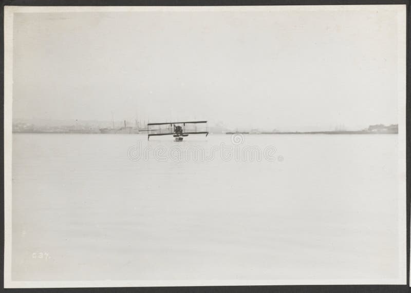 [Glenn Curtiss Flying His Land And Water Machine, 1911] Picture. Image ...