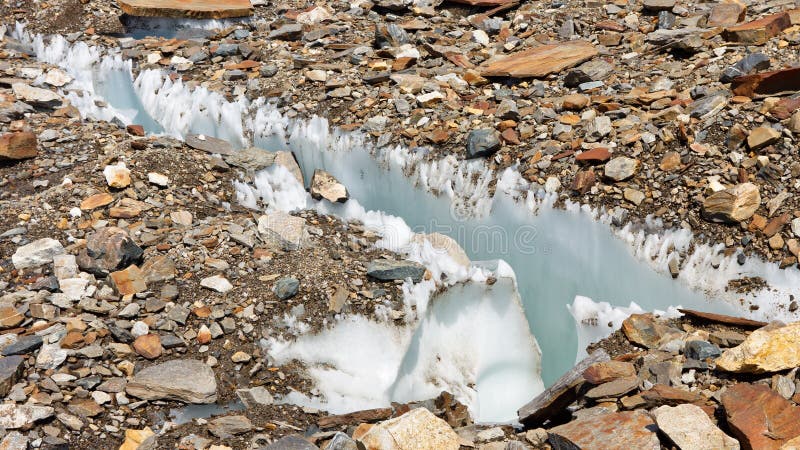 Gletscherspalte an Baltoro-Gletscher Stockfoto - Bild von geröll ...