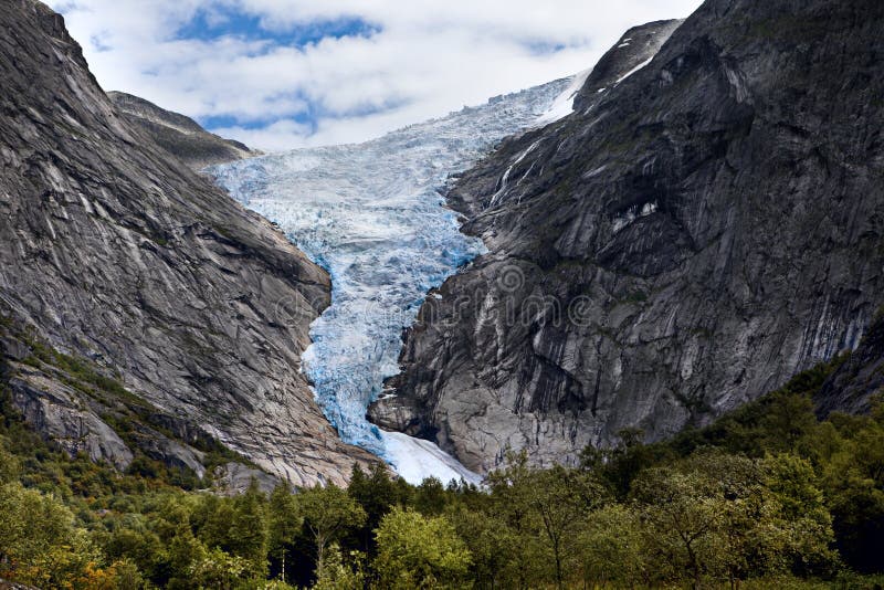 Gletsjer in bergen stock afbeelding. Image of ijzig, nave - 23036343