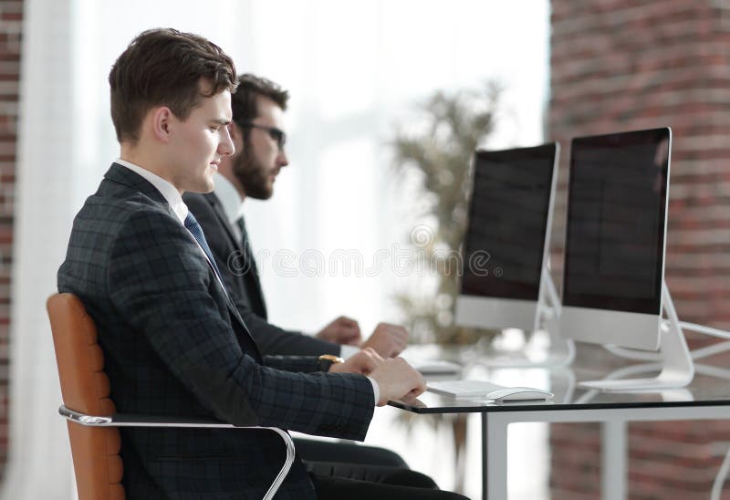 Gli Impiegati Lavorano Con I Computer in Un Ufficio Moderno Immagine ...