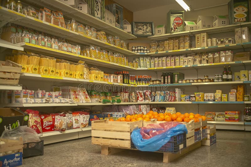 Gli Scaffali Del Minimarket Fotografia Stock Editoriale - Immagine di ...