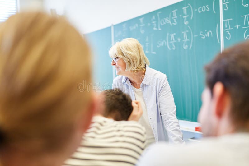 Gli Studenti a Scuola Imparano I Per La Matematica Immagine Stock ... Gli Studenti a Scuola Imparano I Per La Matematica Immagine Stock ...