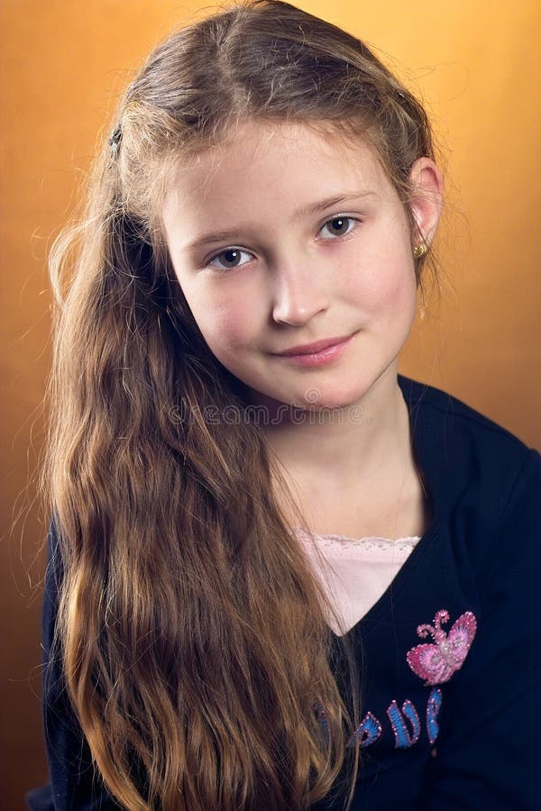 Close-upportret Van Een Klein Meisje 12 Jaar Het Oude Kijken En ...