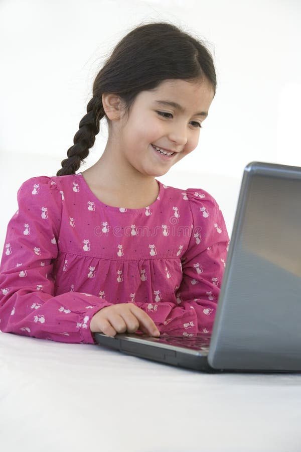 Glimlachend Meisje Achter Laptop Stock Afbeelding - Image of computer ...