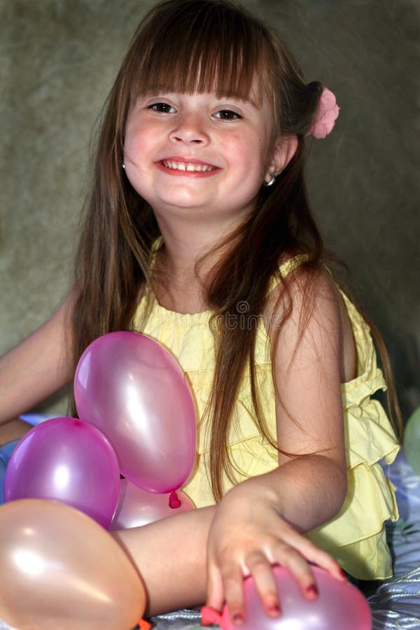 Glimlachend Meisje Met Ballons Stock Foto - Image of mooi, leuk: 56414578 Glimlachend Meisje Met Ballons Stock Foto - Image of mooi, leuk: 56414578