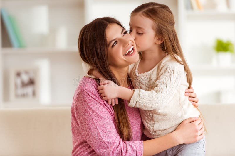 Glimlachend moeder en kind stock foto. Afbeelding bestaande uit leuk ...