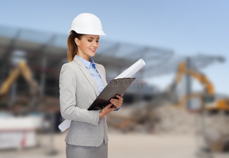 Glimlachende Architect in Helm Met Blauwdruk Stock Foto - Image of ...