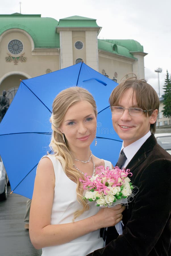 Glimlachende Bruid En Bruidegom Stock Afbeelding - Image of zomer ...