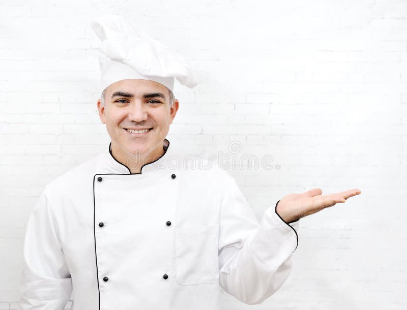 Boze Die Chef-kok Met Deegrol Op Witte Achtergrond Wordt Geïsoleerd ... Boze Die Chef-kok Met Deegrol Op Witte Achtergrond Wordt Geïsoleerd ...