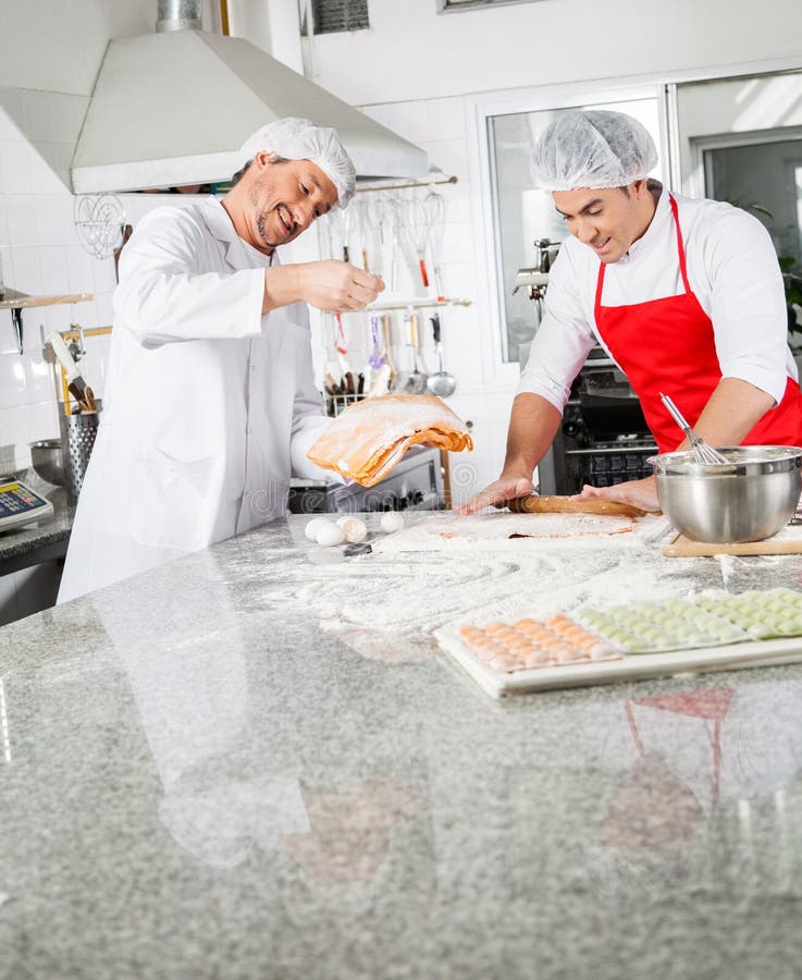 Glimlachende Chef-koks Die Raviolideegwaren Samen Binnen Koken Stock ...