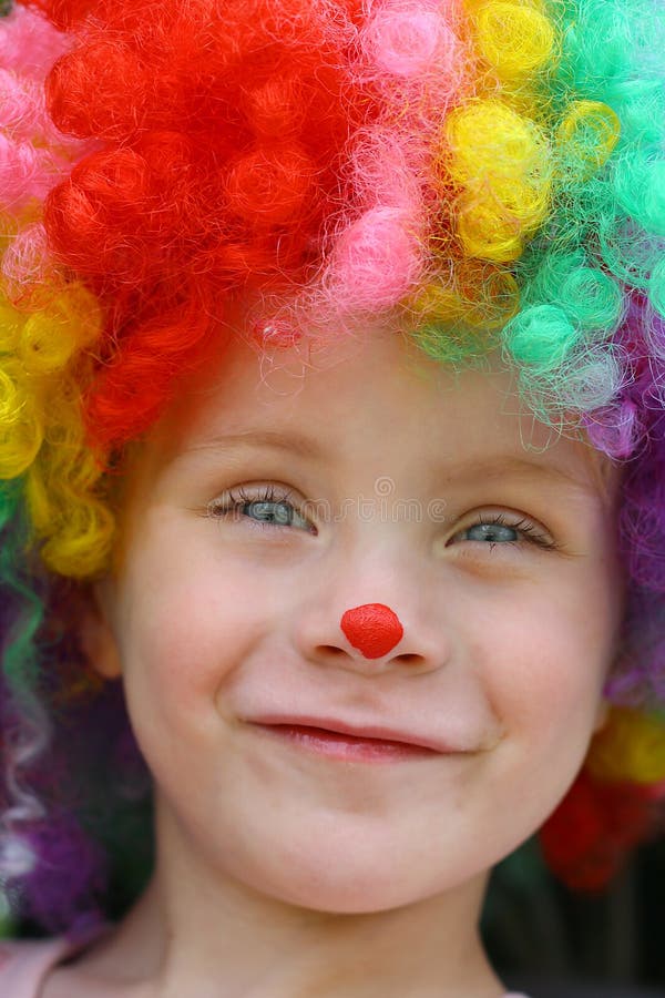 Glimlachend Kind in Clown Costume Stock Afbeelding - Image of viering ...