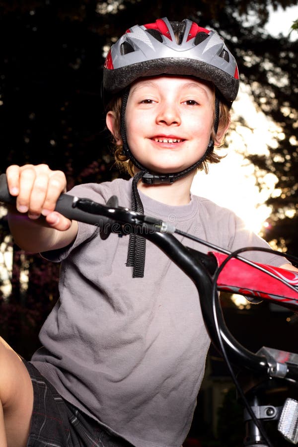 Glimlachende Fietser Bij Schemer Stock Foto - Image of fietser, gezond ...