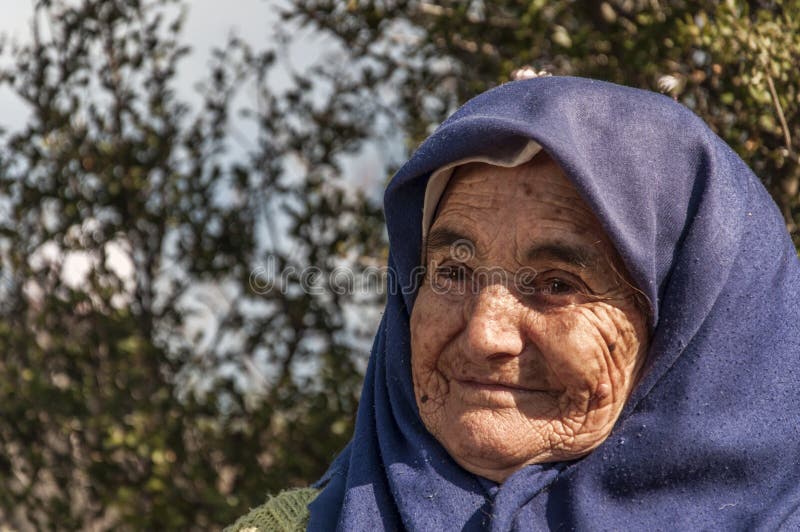 Glimlachende Turkse vrouw stock foto. Image of muntstukken - 2386456