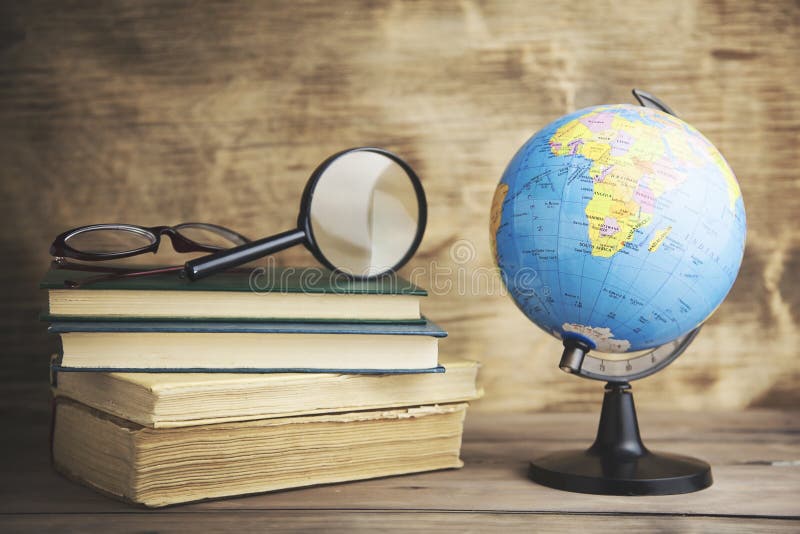 Globo y lupa imagen de archivo. Imagen de viejo, primer - 109474351